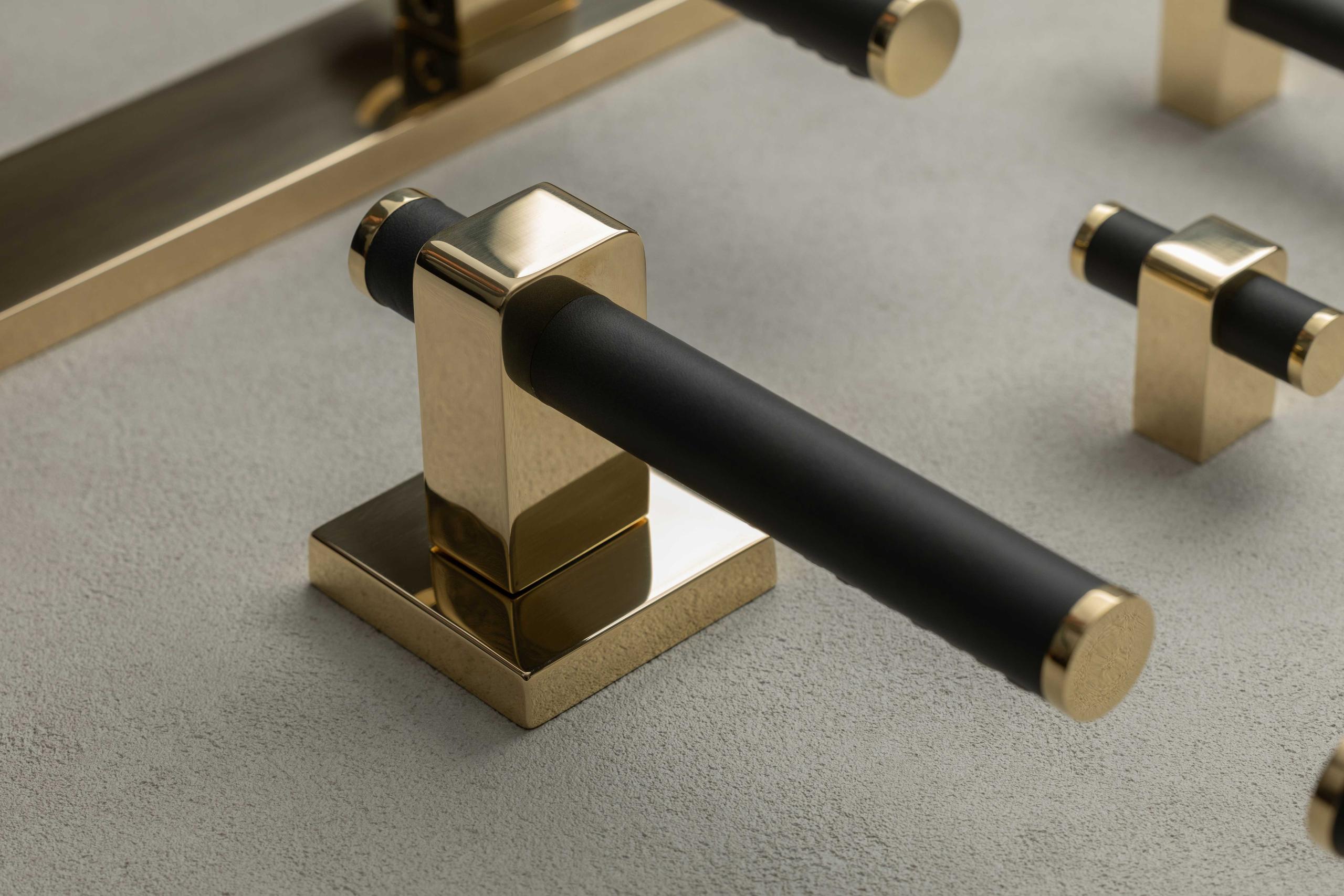 BARREL STITCH IN PLINTH LEATHER - Turnstyle Designs